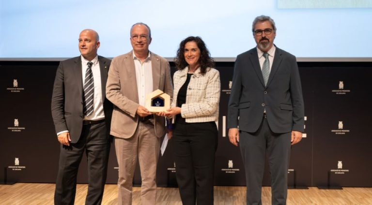 Compact Habit: Custom Demountable Modular Buidings